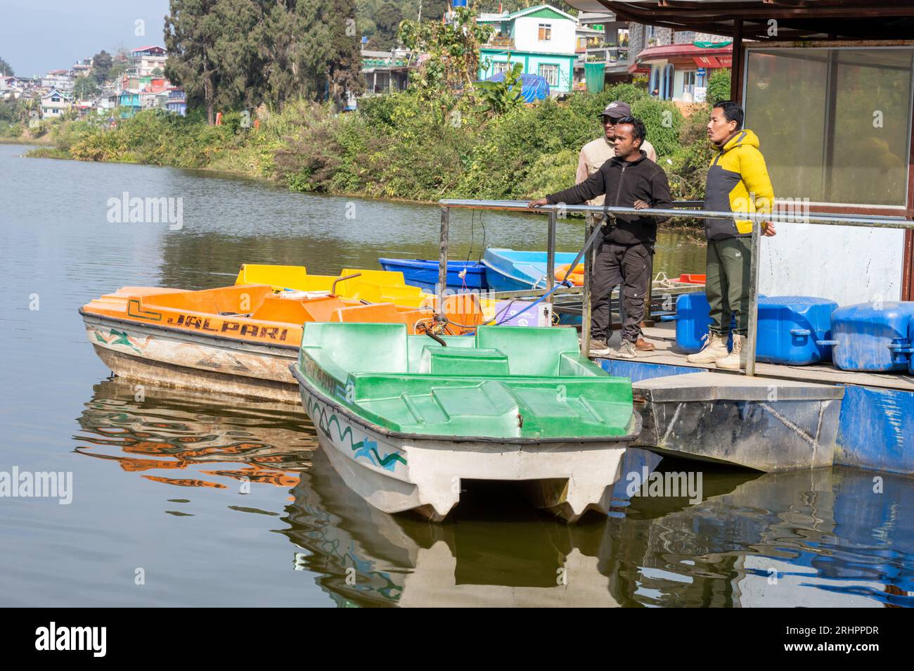 Man rowing india tourist woman hi-res stock photography and images - Alamy
