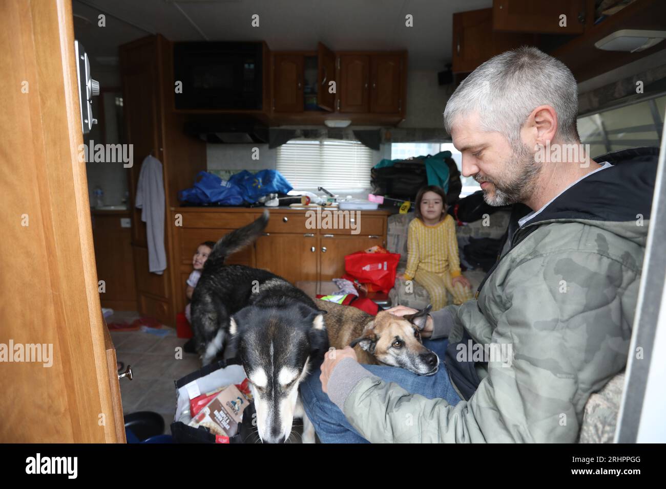 Peace River, Canada. 18th Aug, 2023. Stuart York, his daughter Hazel ...