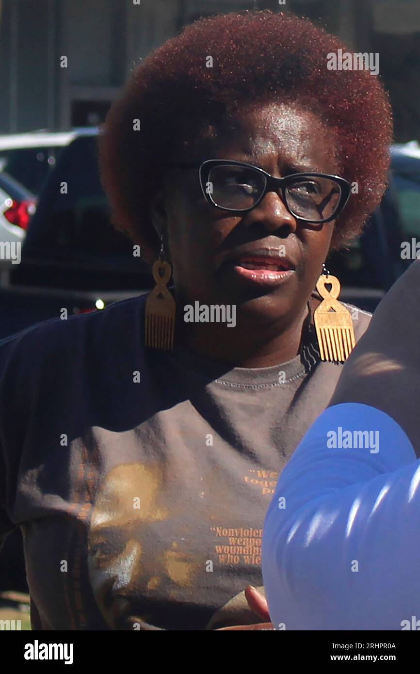 Sharon London speaks outside the Lincoln County Courthouse in ...