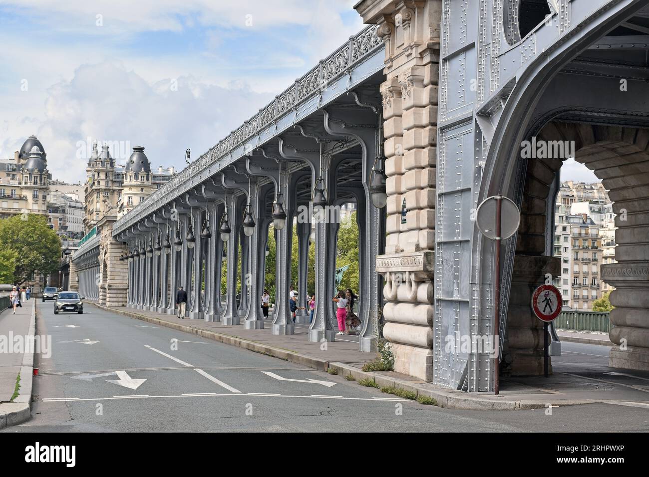 The pont de Bir Hakeim, 6 arch stone bridge over the river Seine, Paris ...