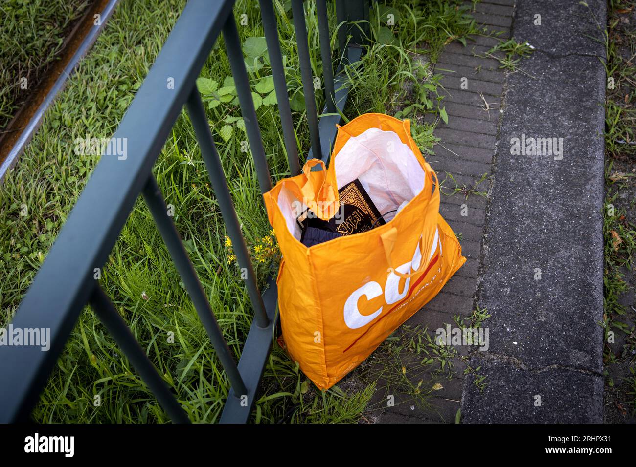 THE HAGUE - The Koran di Pegida foreman Edwin Wagensveld torn apart ...
