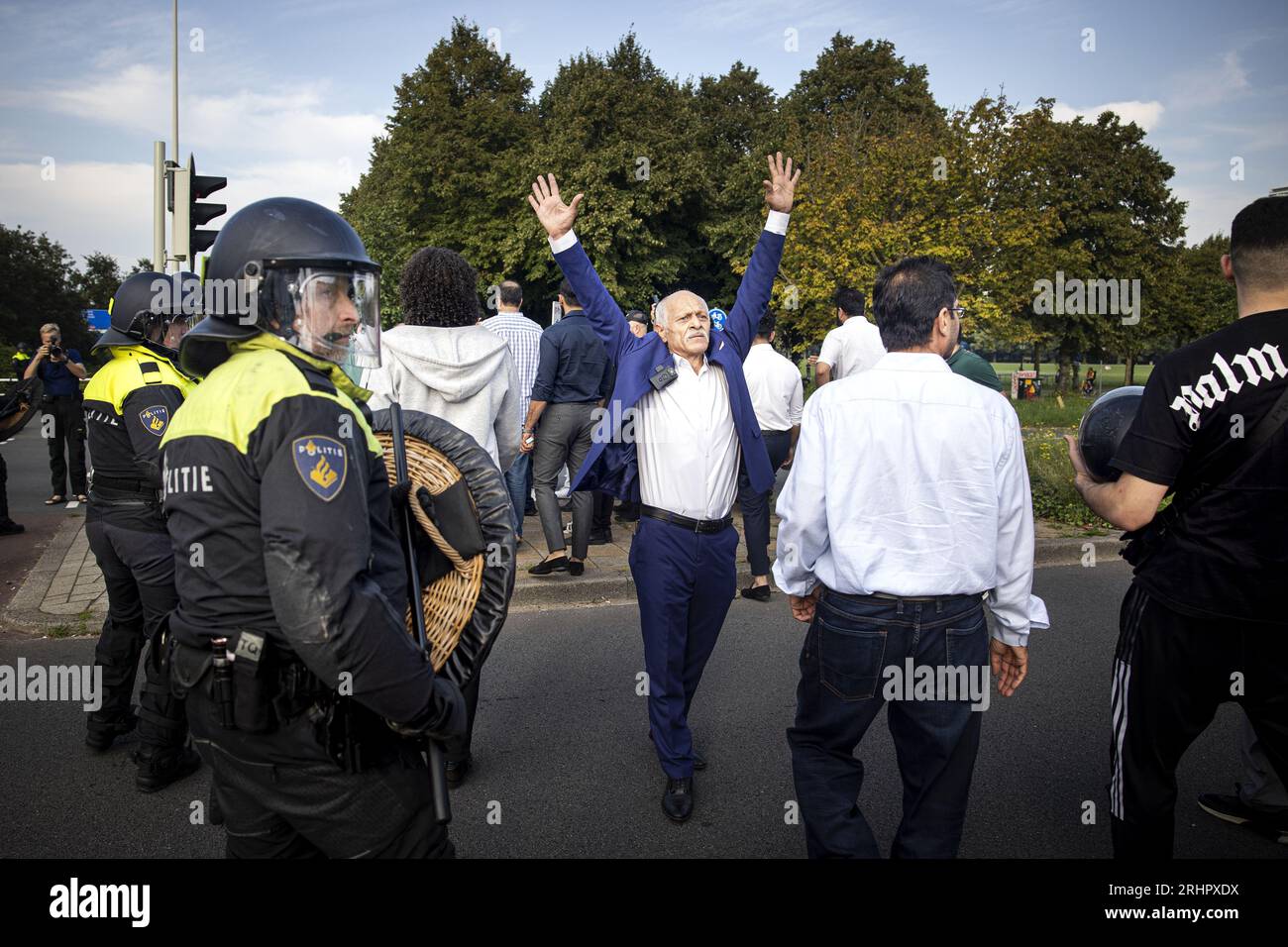 THE HAGUE - A counter-demonstration of Muslims against the ...