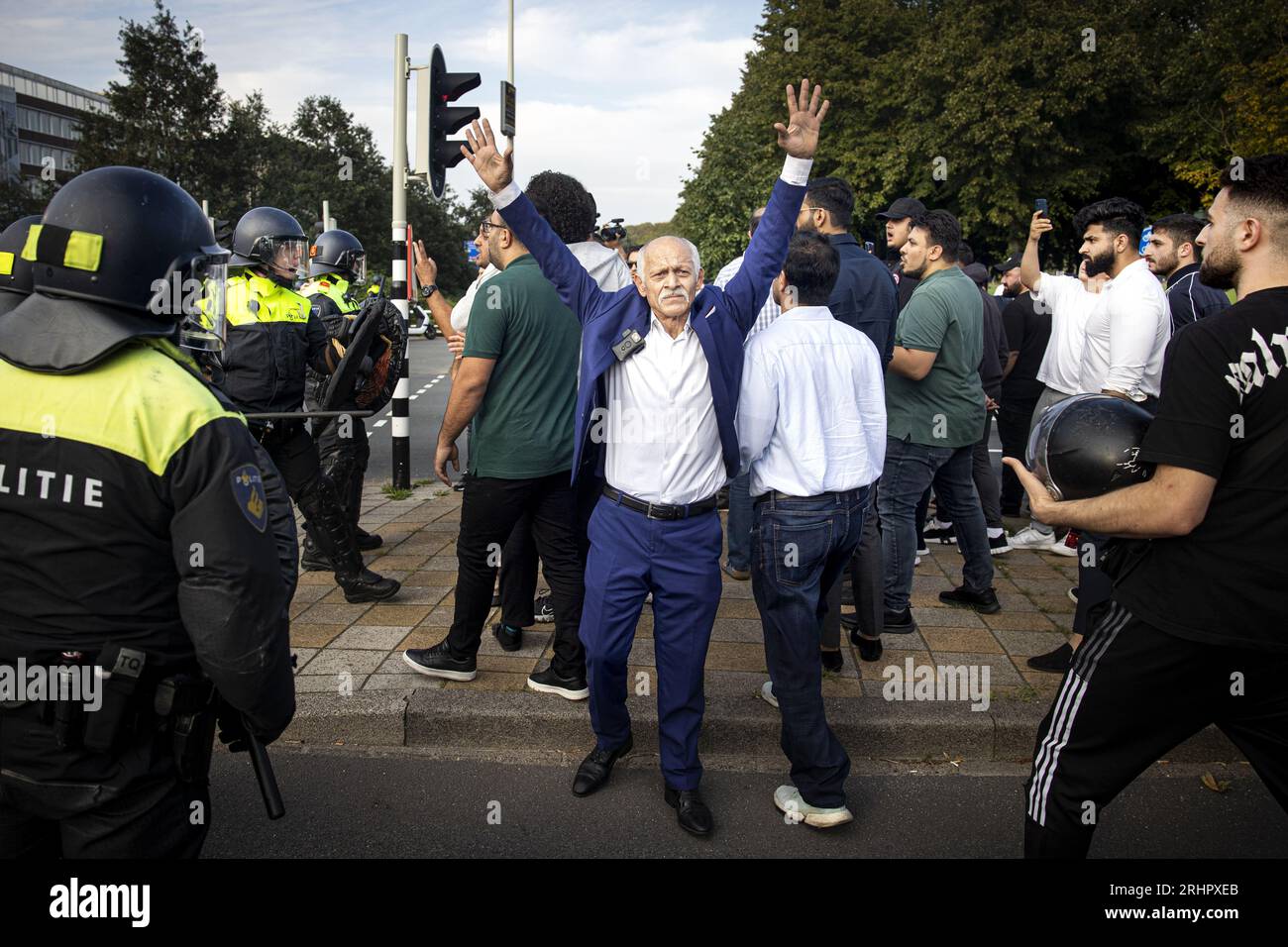 THE HAGUE - A counter-demonstration of Muslims against the ...