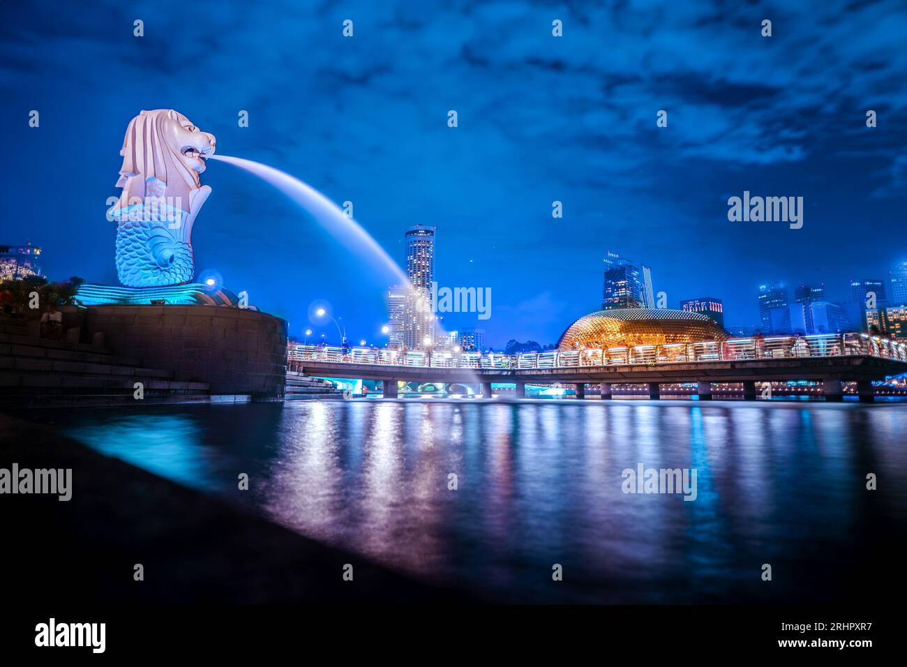 Night at Merlion statue fountain in Merlion Park Stock Photo - Alamy