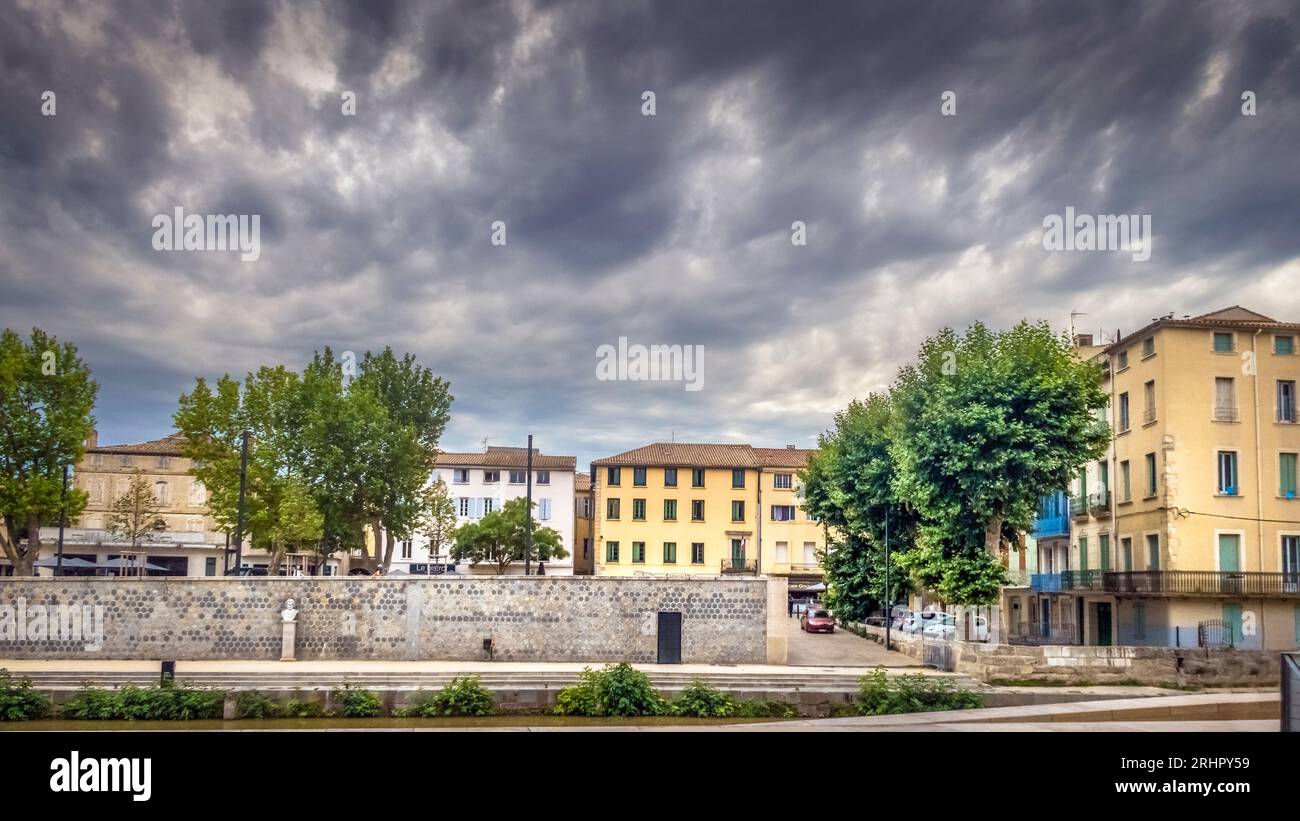 Row of houses on the canal de la Robine in Narbonne Stock Photo - Alamy