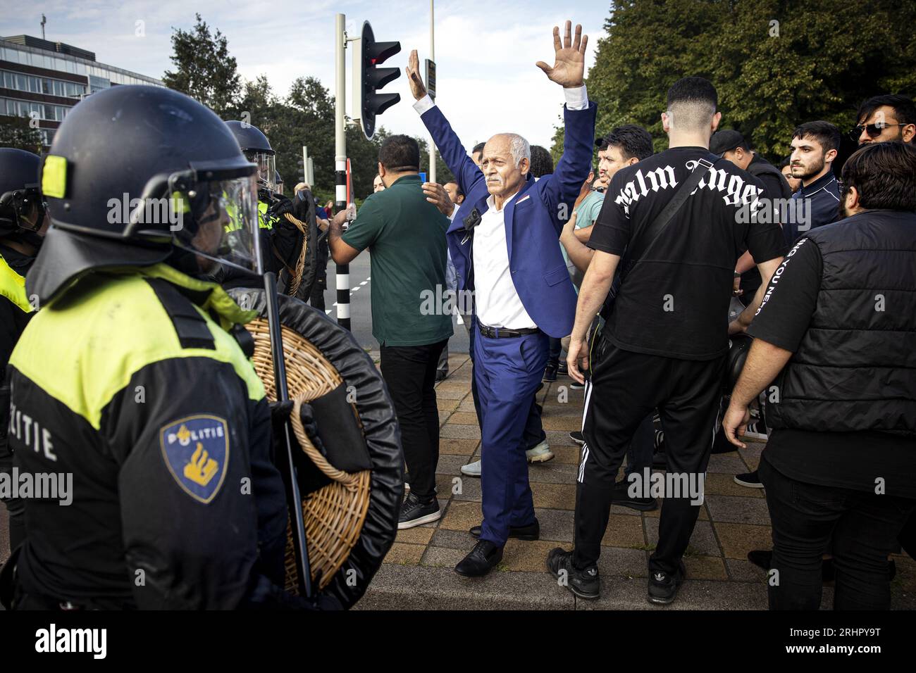 THE HAGUE - A counter-demonstration of Muslims against the ...