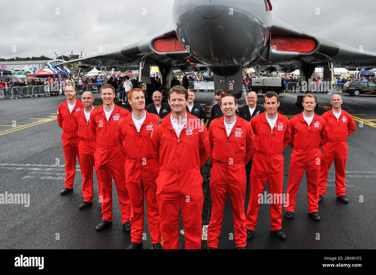 Red Arrows team of 2012 posing with Avro Vulcan bomber & crew at ...