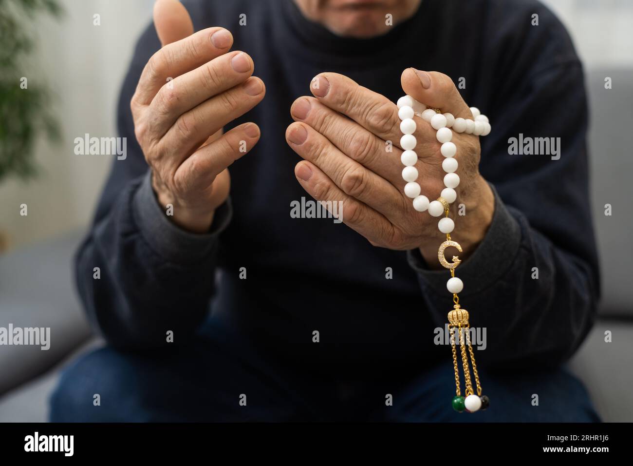 Praying hands old man rosary hi-res stock photography and images - Alamy