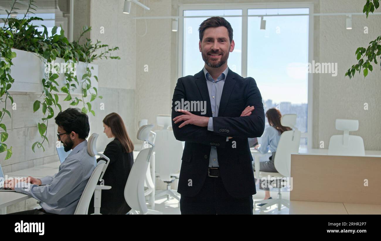 Businesspeople office pose team hi-res stock photography and images - Alamy