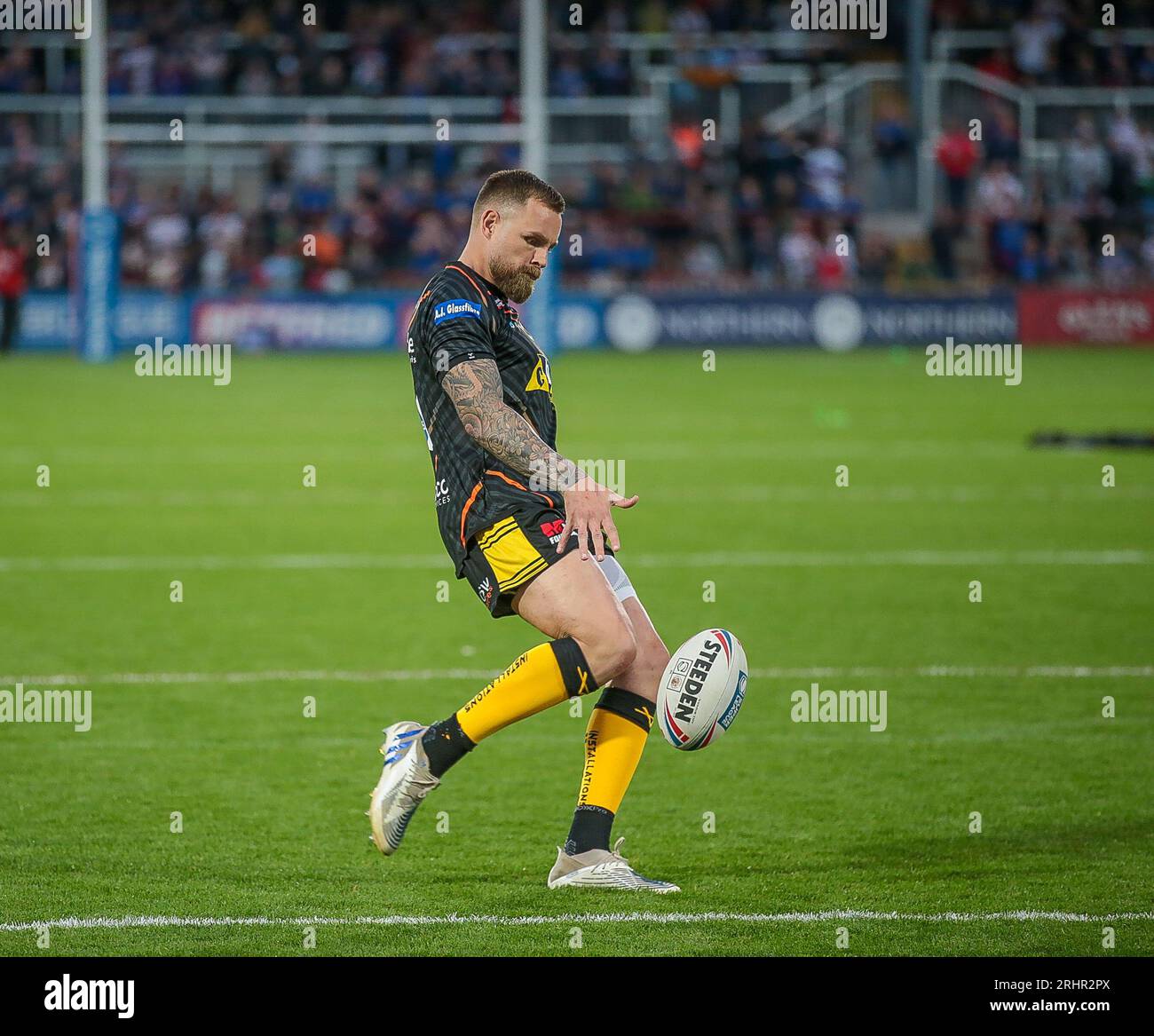 Wakefield, UK. 18th Aug, 2023. Blake Austin warms up ahead of his ...