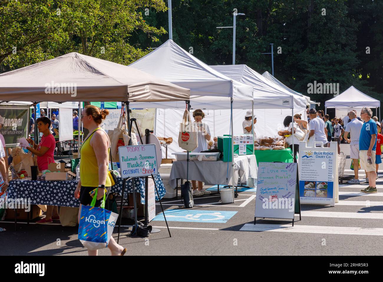 Weekly farmers hi-res stock photography and images - Alamy