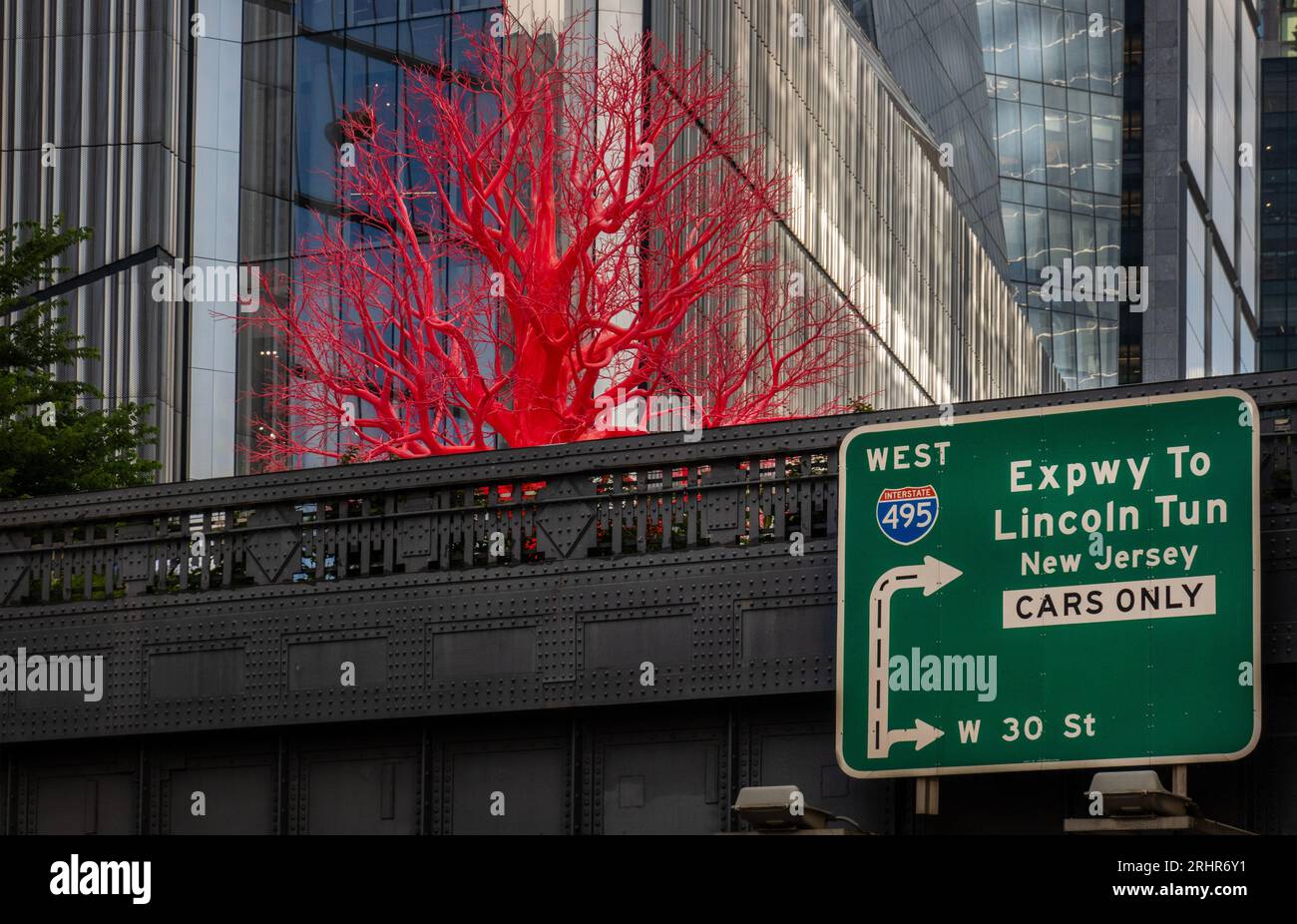 Old Tree sculpture on the High Line in Manhattan NYC Stock Photo - Alamy