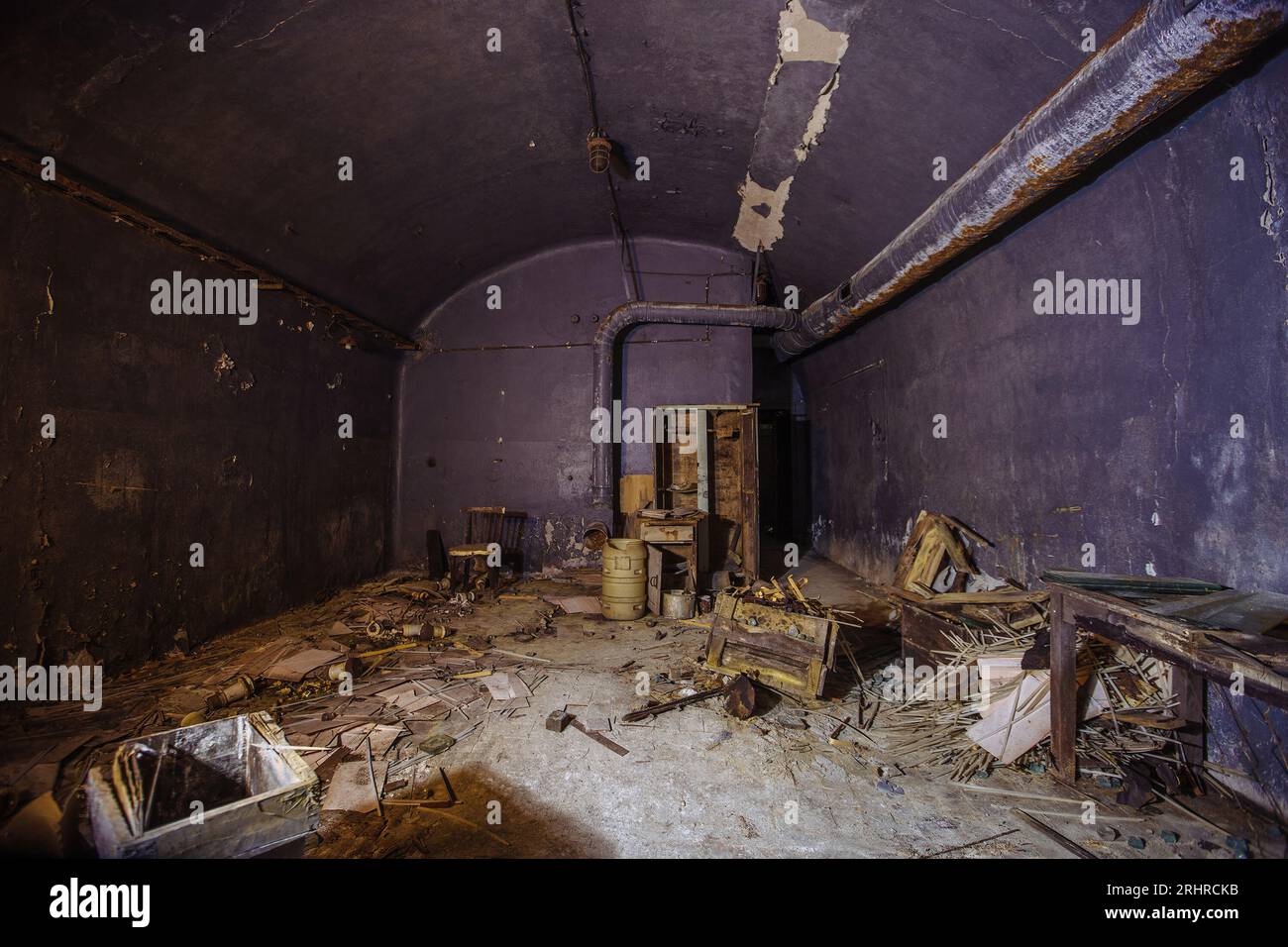 Empty abandoned underground hall in bunker Stock Photo - Alamy