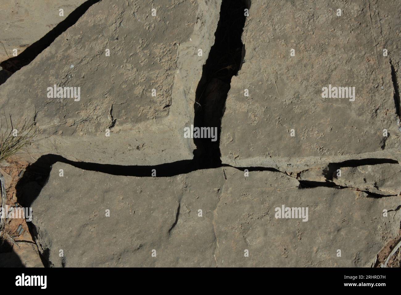 Cracked rocks hi-res stock photography and images - Alamy