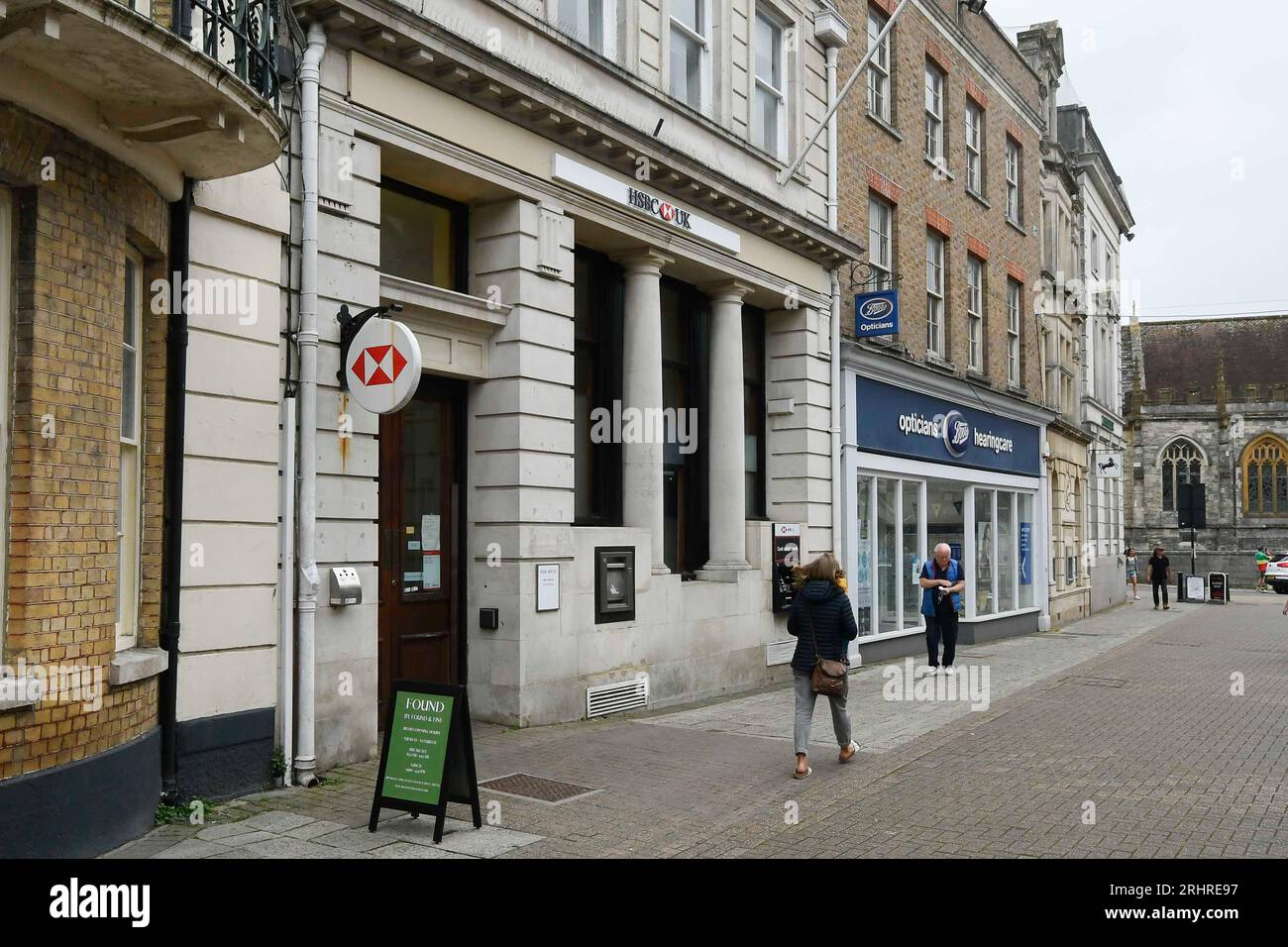 Money on counter uk hi-res stock photography and images - Alamy