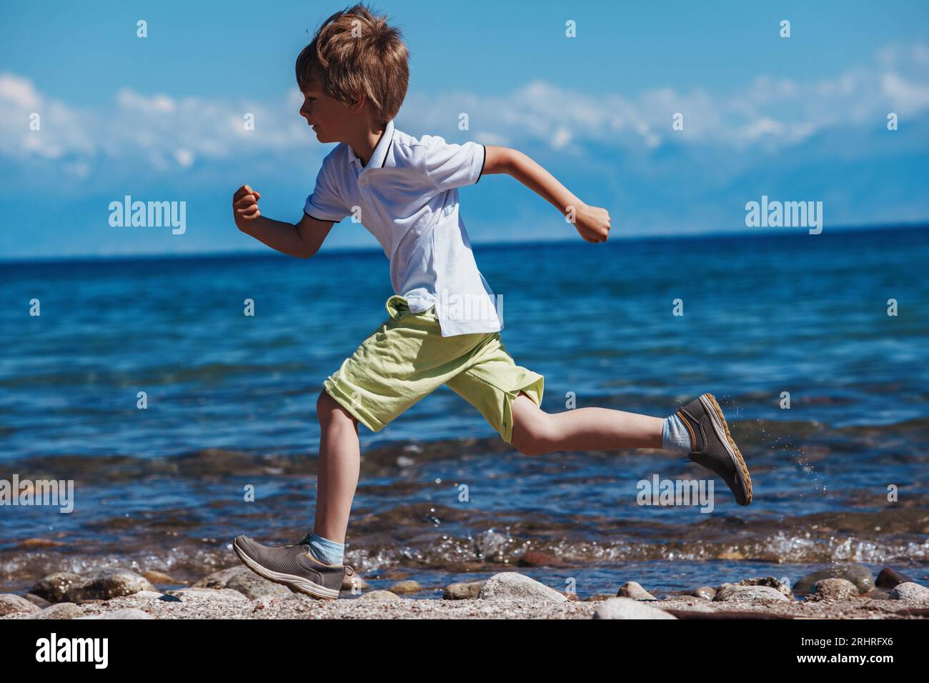 Boy running profile hi-res stock photography and images - Alamy