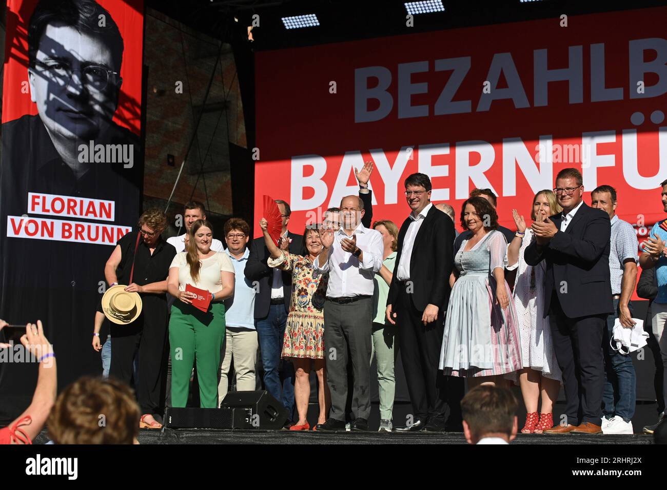 Group photo with Olaf SCHOLZ and Florian von BRUNN. Election campaign ...