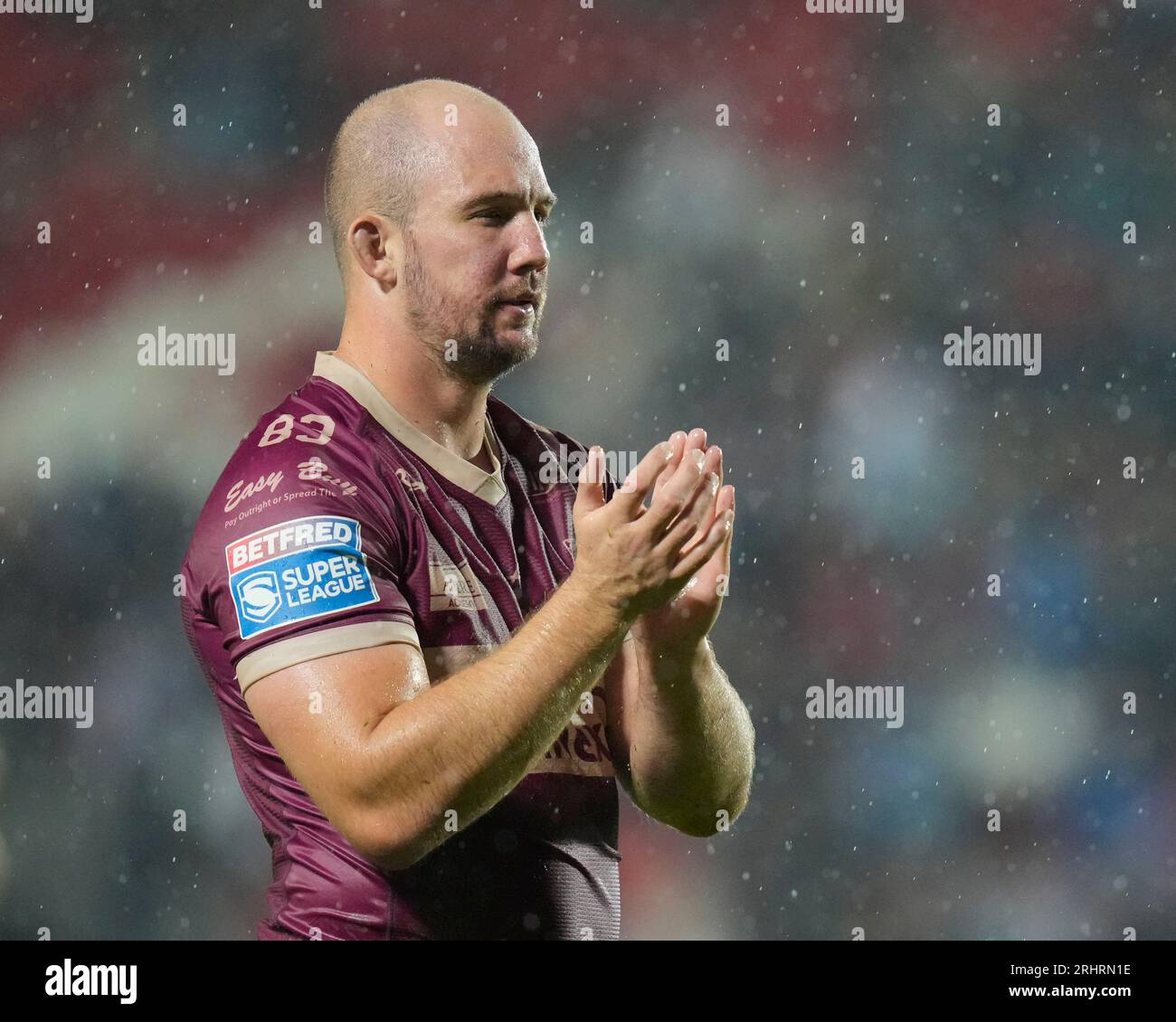 St Helens, UK. 18th Aug, 2023. George King #10 of Hull KR salutes the ...