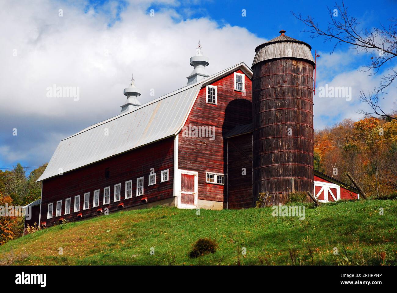 A long barn stands on top of a hill in Autumn on a Vermont farm Stock ...