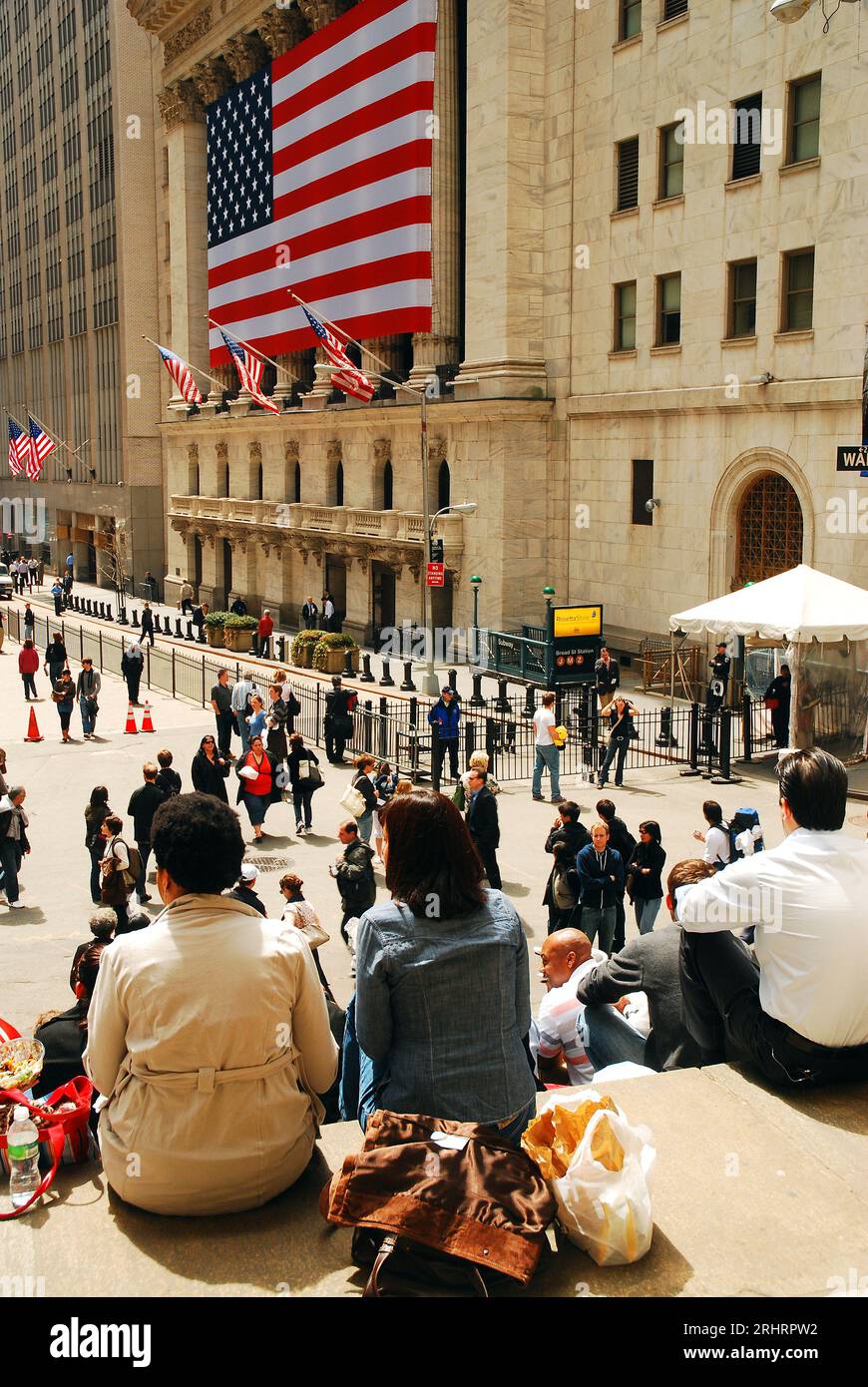 Workers walk american flag hi-res stock photography and images - Alamy