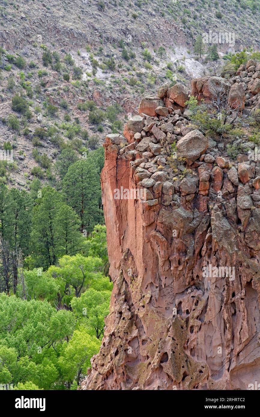 Lush green valley below hi-res stock photography and images - Alamy
