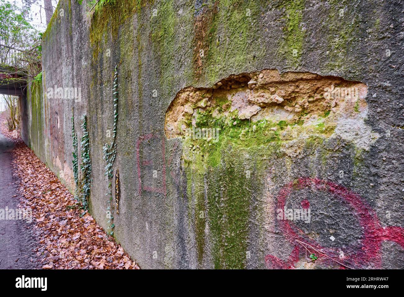 Dilapidated wall with hole hi-res stock photography and images - Alamy