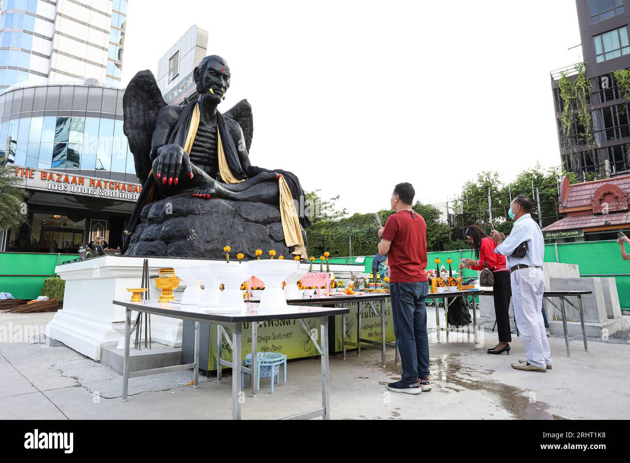 Wrong height hi-res stock photography and images - Alamy