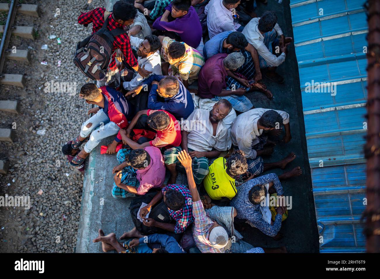 Overcrowded train hi-res stock photography and images - Alamy