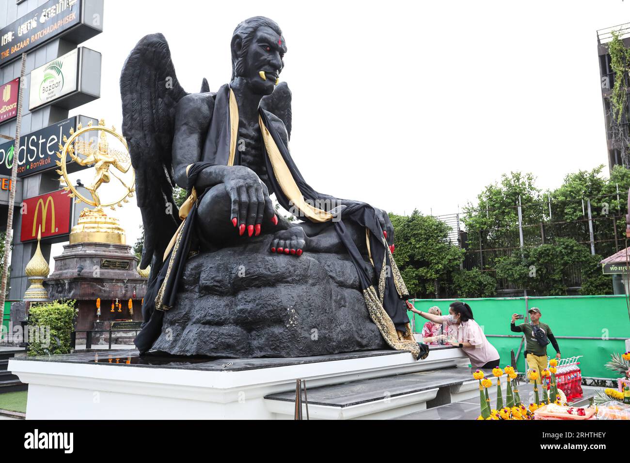 Bangkok, Thailand. 18th Aug, 2023. Believers pay homage to a large ...