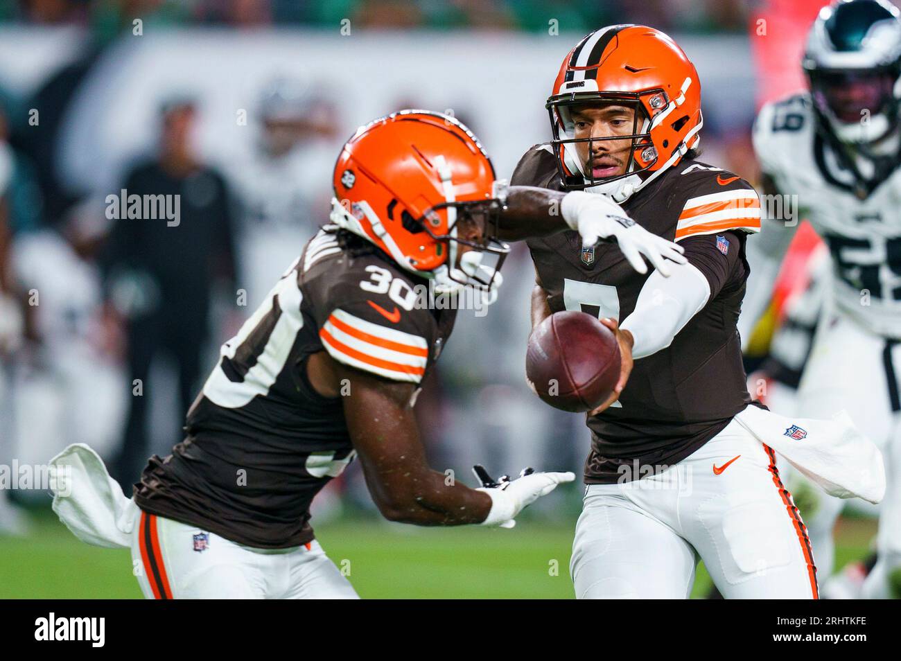 Cleveland Browns quarterback Kellen Mond (7) hands the ball off to ...