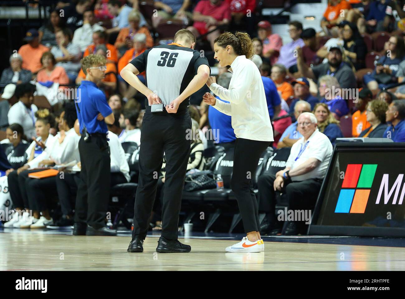 UNCASVILLE, CT - AUGUST 18: Connecticut Sun head coach Stephanie White ...