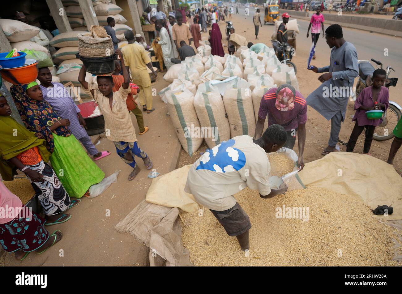 Workers bag grains to sell at the Dawanau International Market in Kano ...