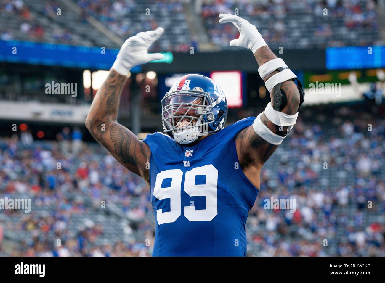 New York Giants defensive end Leonard Williams (99) cheers on the crowd ...