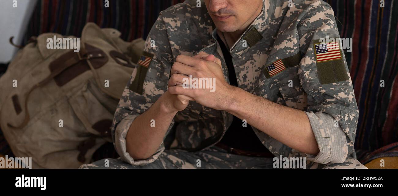 Soldier: Man In Uniform Praying Stock Photo - Alamy