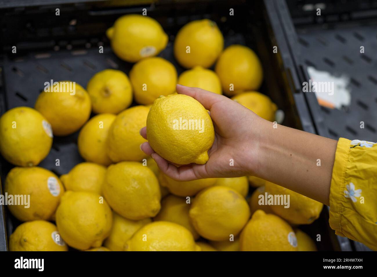 Buying a lemon hi-res stock photography and images - Alamy
