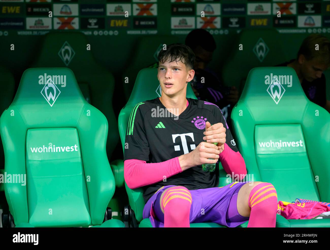 goalwart Tom Ritzy HUELSMANN (Hulsmann) (M) on the bench Soccer 1st ...