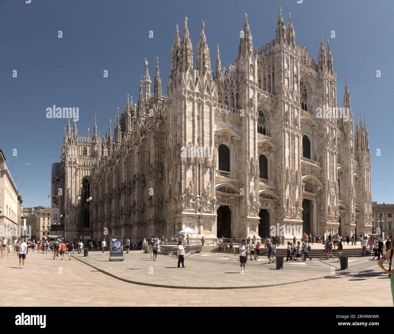 Duomo di Milano in Italy seen from the front Stock Photo - Alamy