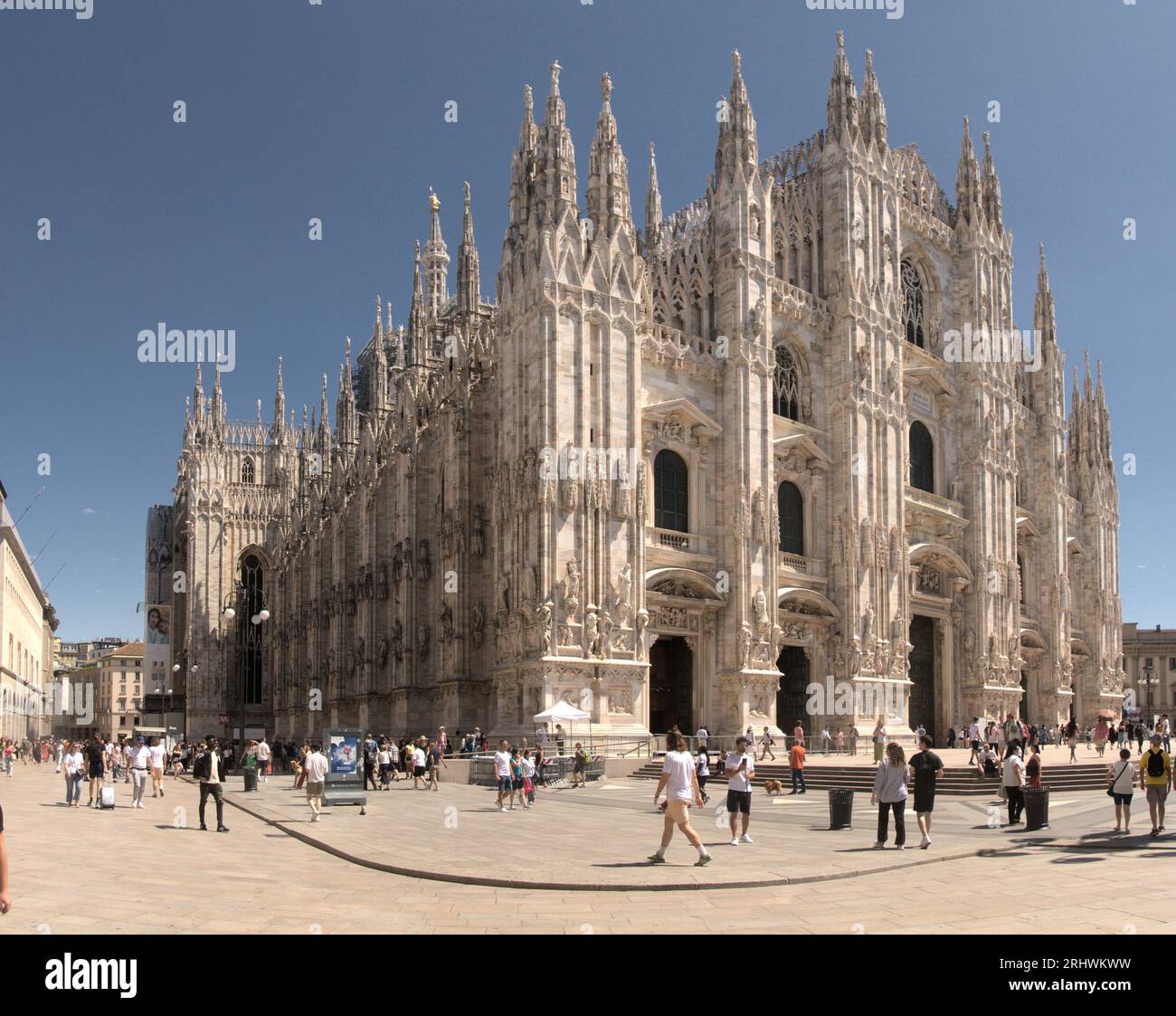 Duomo di Milano in Italy seen from the front Stock Photo - Alamy