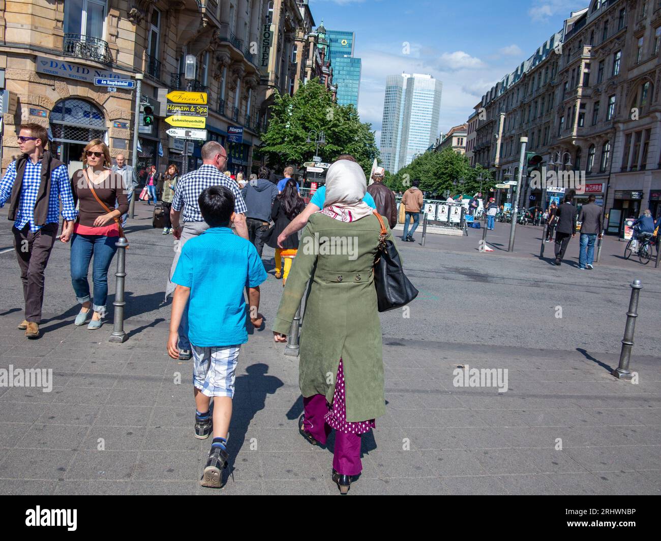 Foreign people hi-res stock photography and images - Alamy