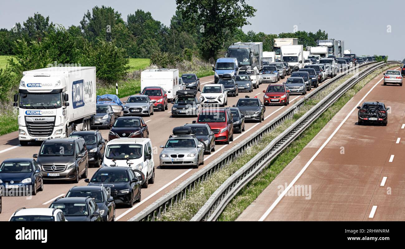 Braak, Germany. 19th Aug, 2023. Return traffic is backed up on the A1 ...