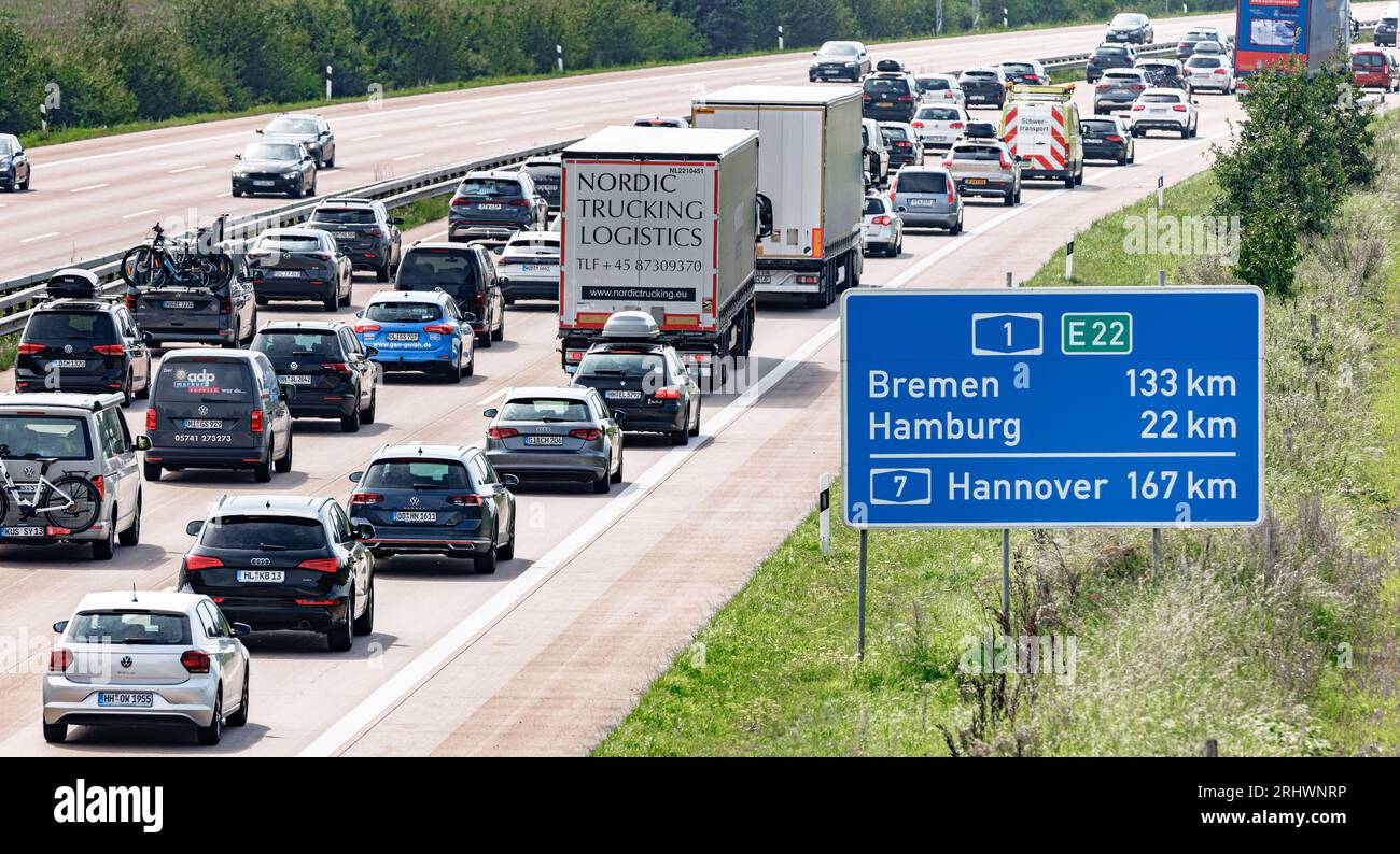 Braak, Germany. 19th Aug, 2023. Return traffic is backed up on the A1 ...