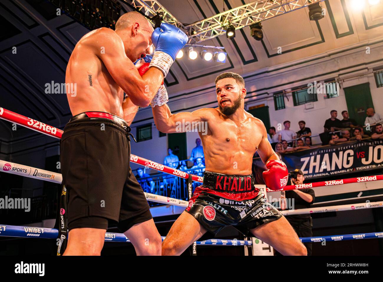 In a flyweight boxing contest at york hall hi-res stock photography and ...