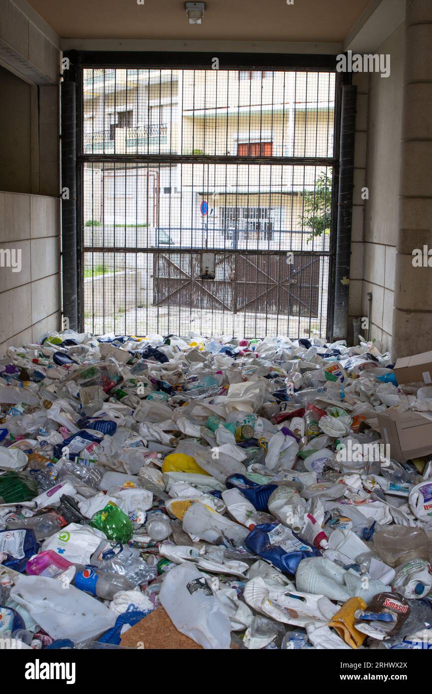 Mesh partition hi-res stock photography and images - Alamy