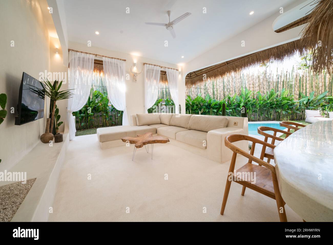 Exterior view luxury villa inside hi-res stock photography and images ...