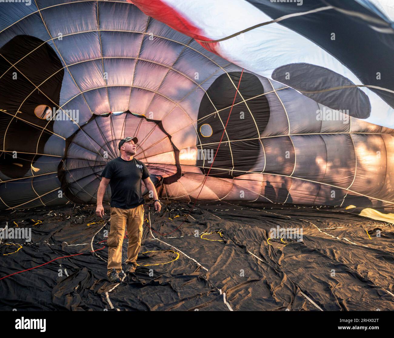Jason Provost does a last minute inspection of the Lil D balloon at the ...