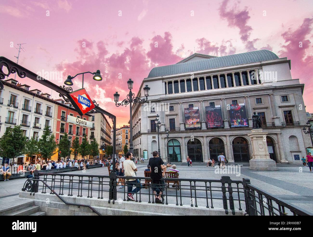 Barcelona metro art hi-res stock photography and images - Alamy