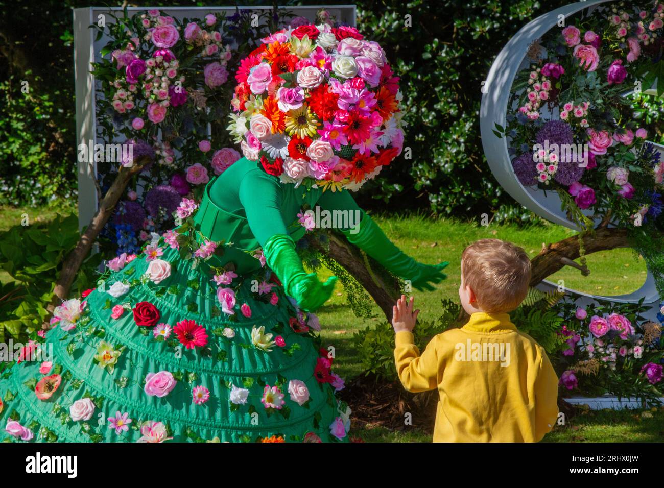 Girl mascot flower costume hi-res stock photography and images - Alamy