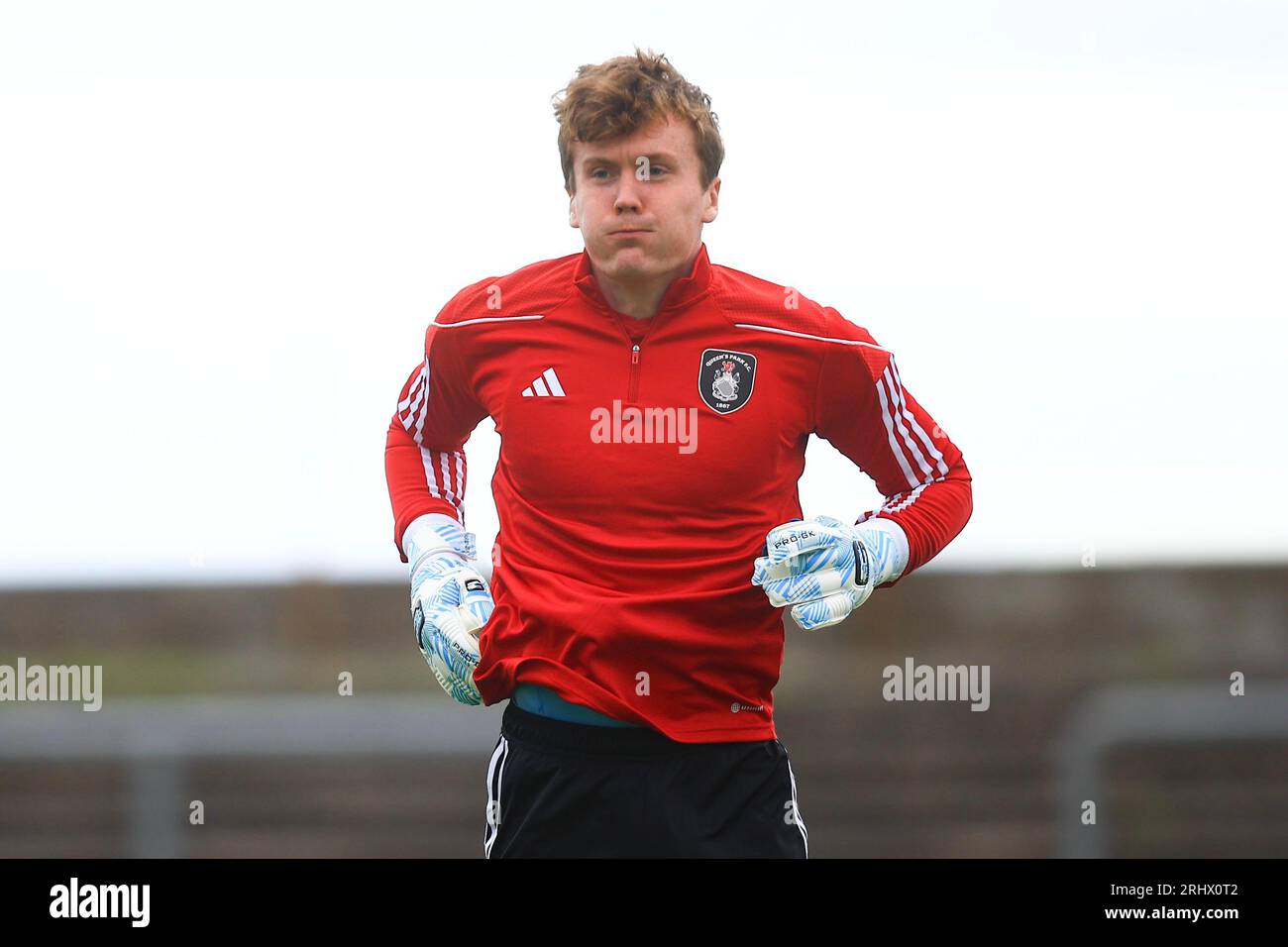 Queens park goalkeeper hi-res stock photography and images - Alamy