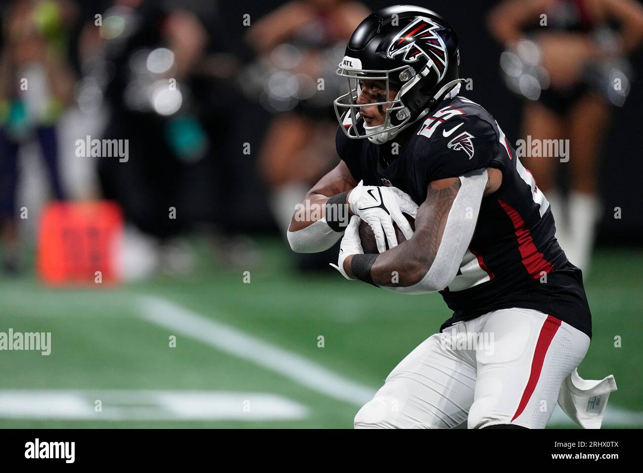 Atlanta Falcons running back Tyler Allgeier (25) runs against the ...