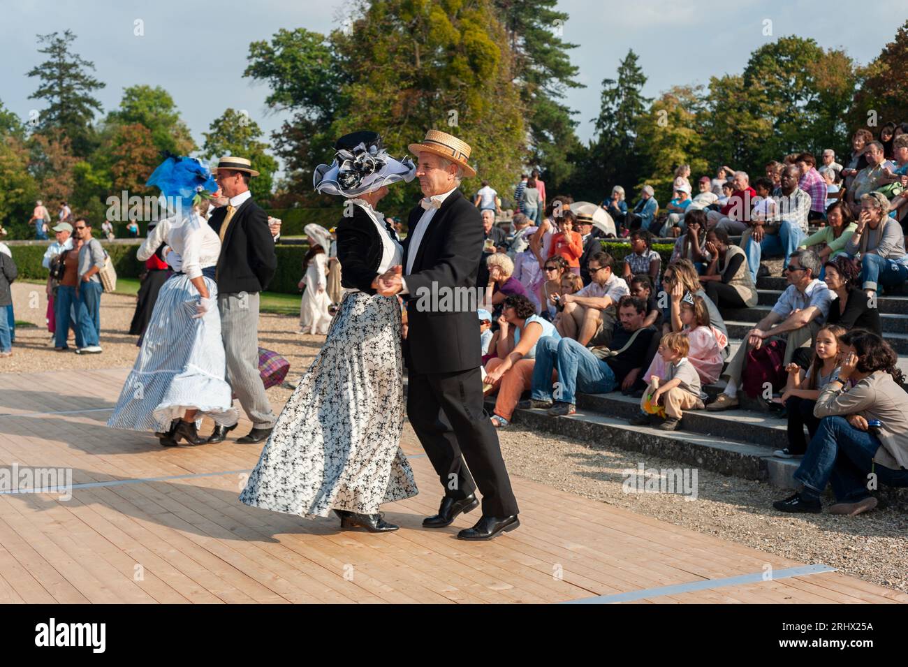 Woman in period dress paris hi-res stock photography and images - Alamy